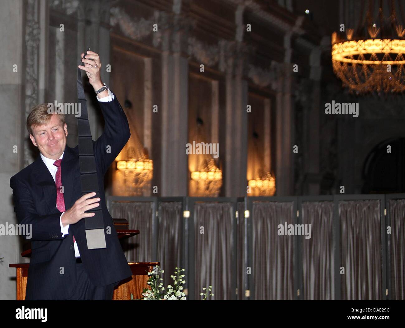 Dutch Crown Prince Willem-Alexander (R) attends the Erasmus award ...