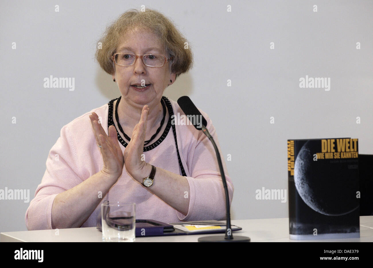 Us author susan beth pfeffer hi-res stock photography and images - Alamy