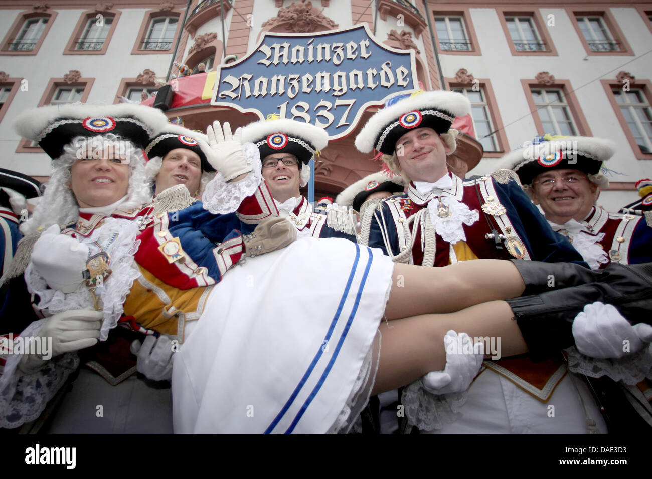 A group of the Mainz Ranzengarde celebrates the beginning of carnival ...