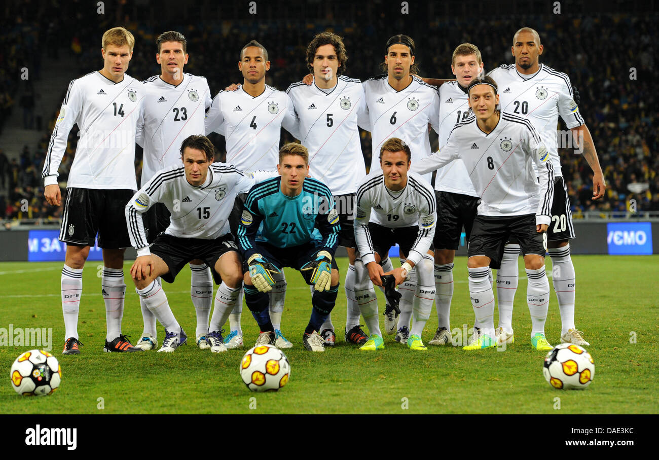 Starting lineup of team Germany, second line from left to right: Holger ...
