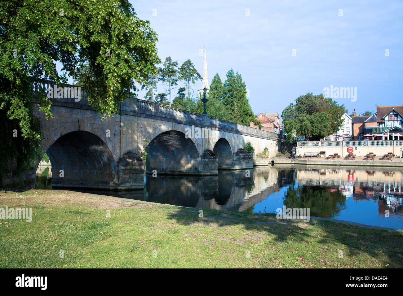 View of the historic medieval bridge over River Thames Wallingford ...