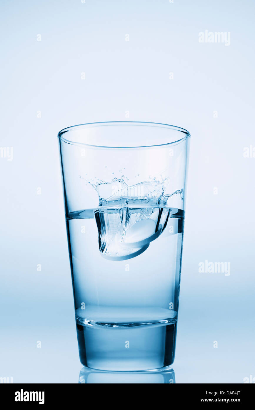 Object falling in water hi-res stock photography and images - Alamy