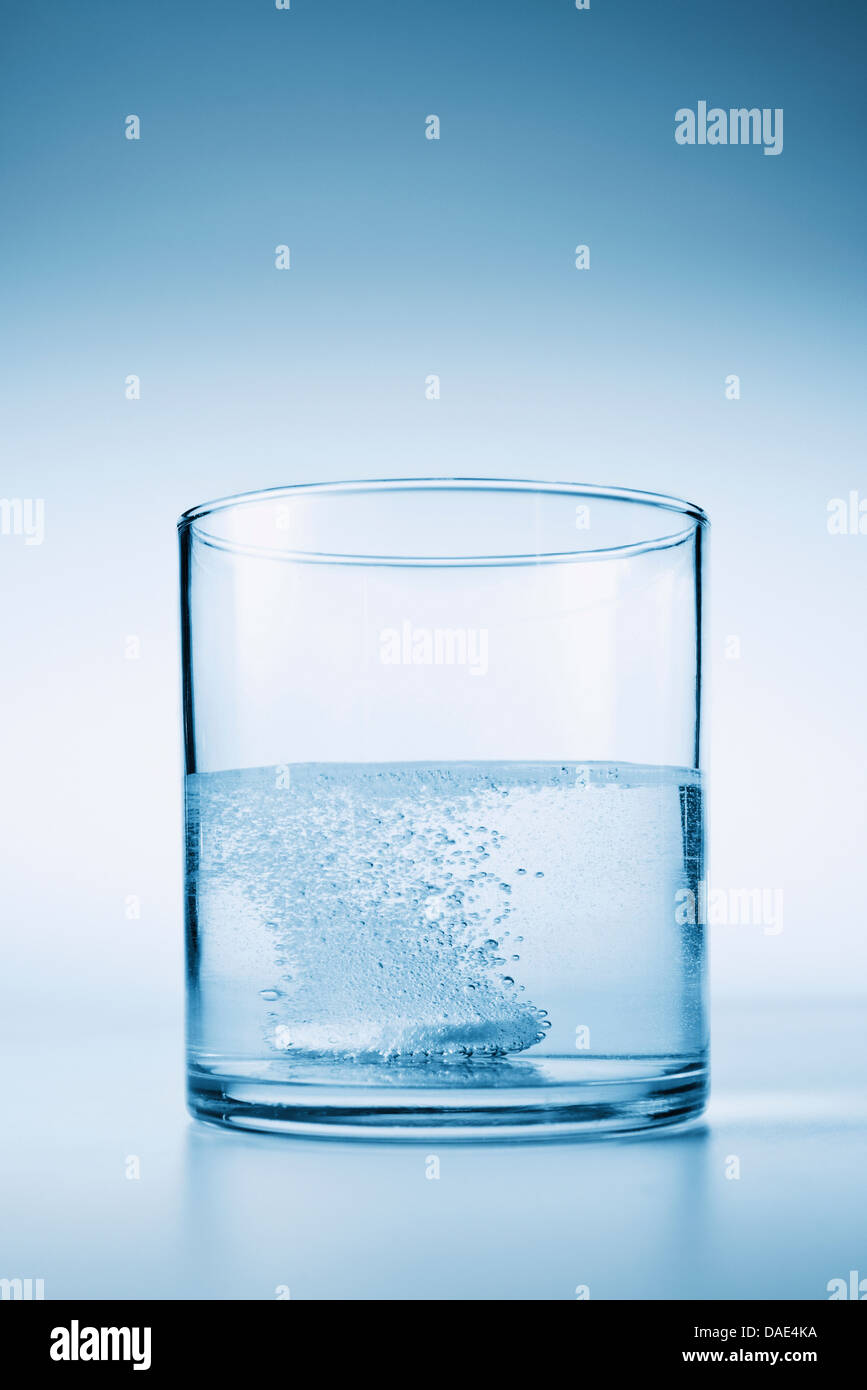 Fizzing tablet hi-res stock photography and images - Alamy