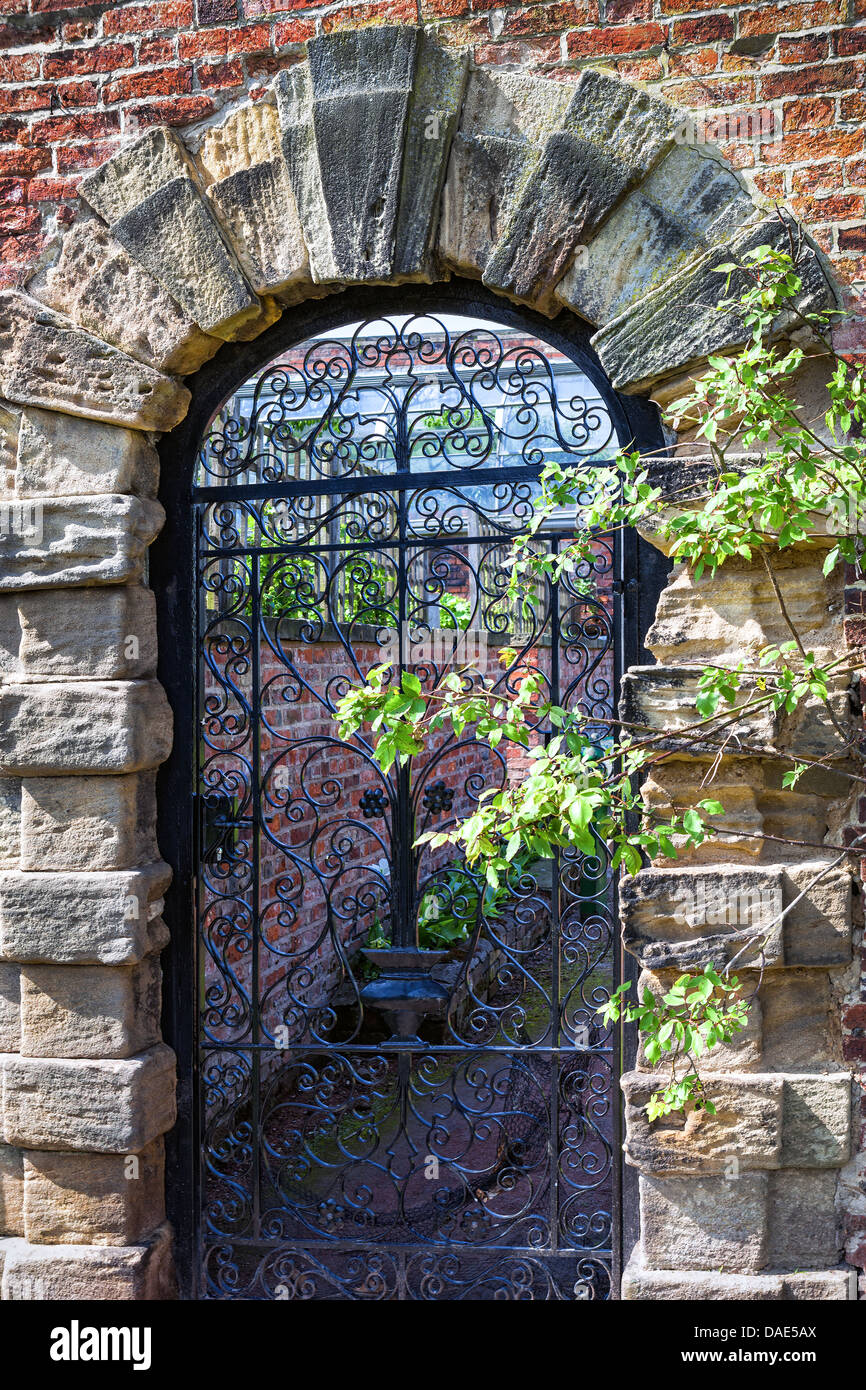 Old english garden gate Stock Photo - Alamy