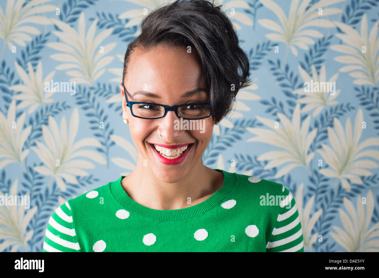 Retro room woman wallpaper hi-res stock photography and images - Alamy