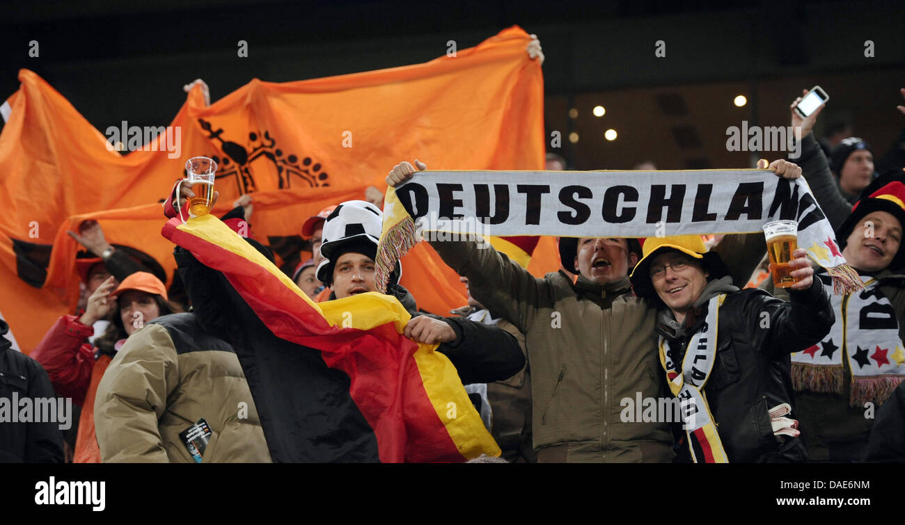 Dutch soccer fans cheer netherlands hi-res stock photography and images ...