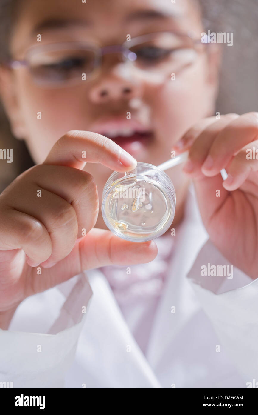 Hand and petri dish hi-res stock photography and images - Alamy