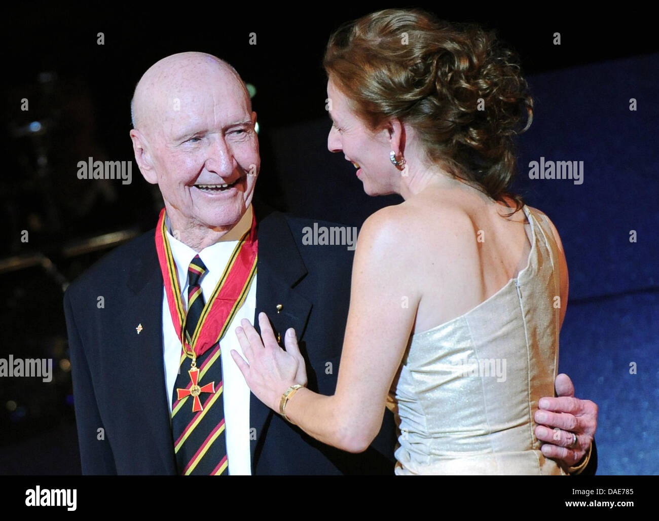 Silke Fischer bestows the Goldene Erbse Award (Golden Pea) to Gail ...