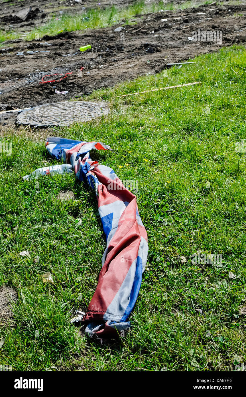 Torn and ripped union jack flag hi-res stock photography and images - Alamy