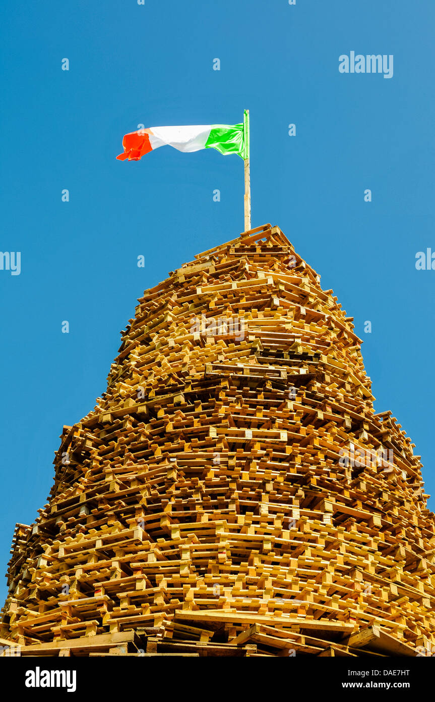 Irish tricolour on top of bonfire hi-res stock photography and images ...