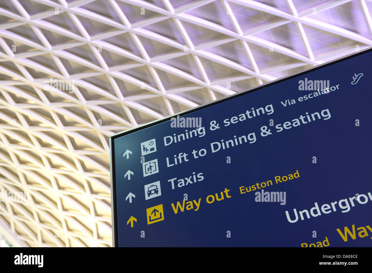 Kings cross station sign hi-res stock photography and images - Alamy