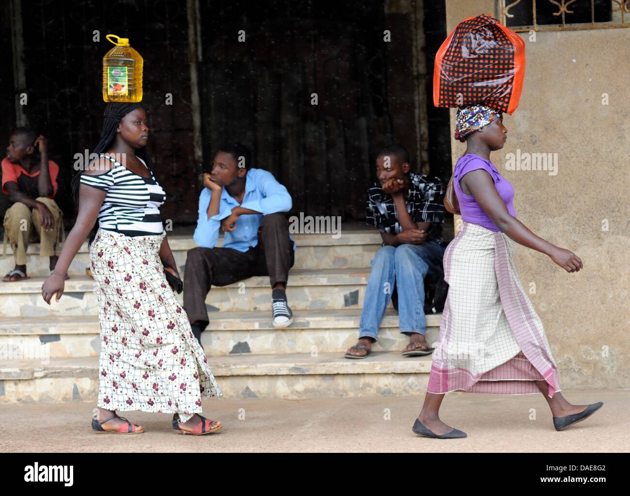 Women carry packages on their heads in Xai-Xai, Mozambique, 02 March ...