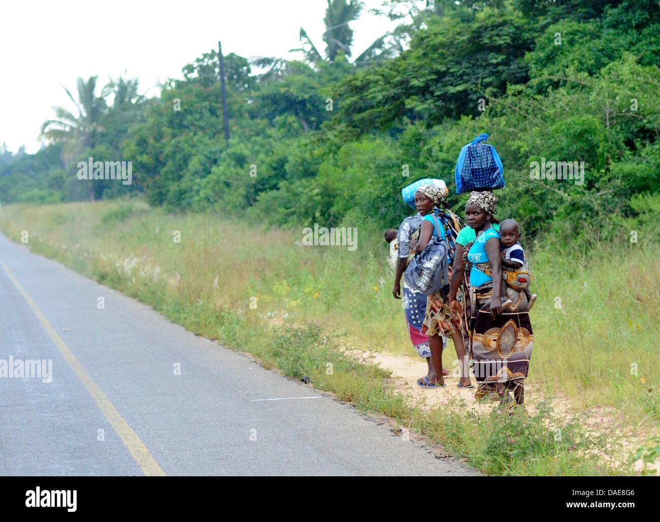 Women carry packages on their heads in Xai-Xai, Mozambique, 02 March ...