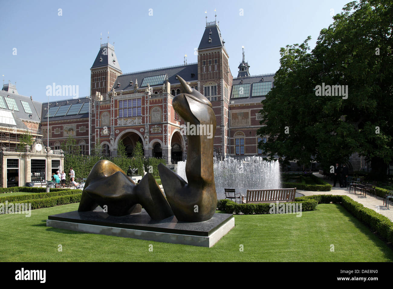 Henry moore reclining figure hi-res stock photography and images - Alamy