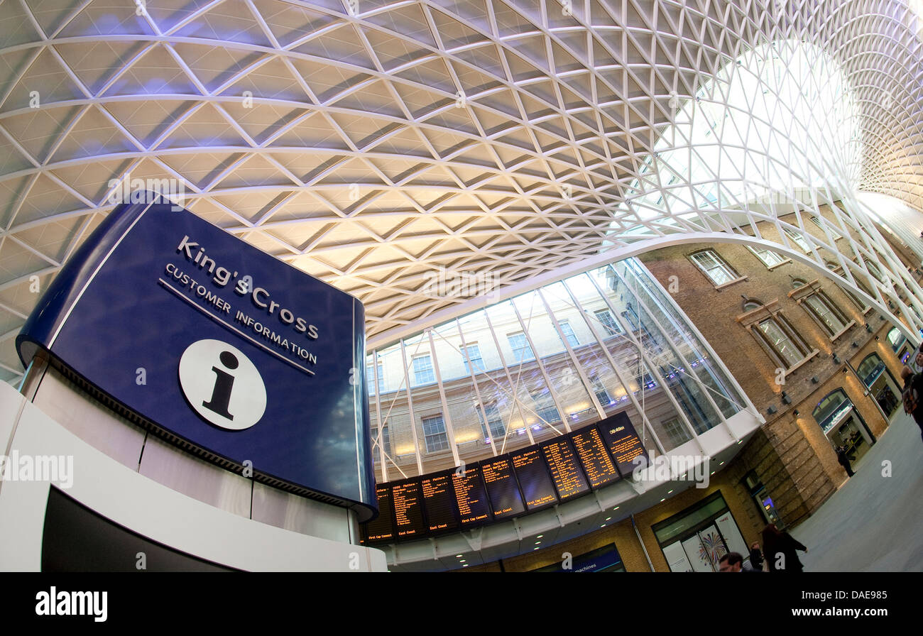Kings cross station departure boards hi-res stock photography and ...