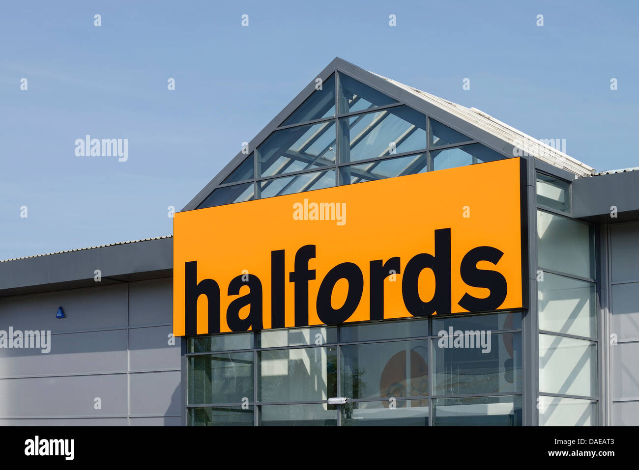Halfords shop hi-res stock photography and images - Alamy