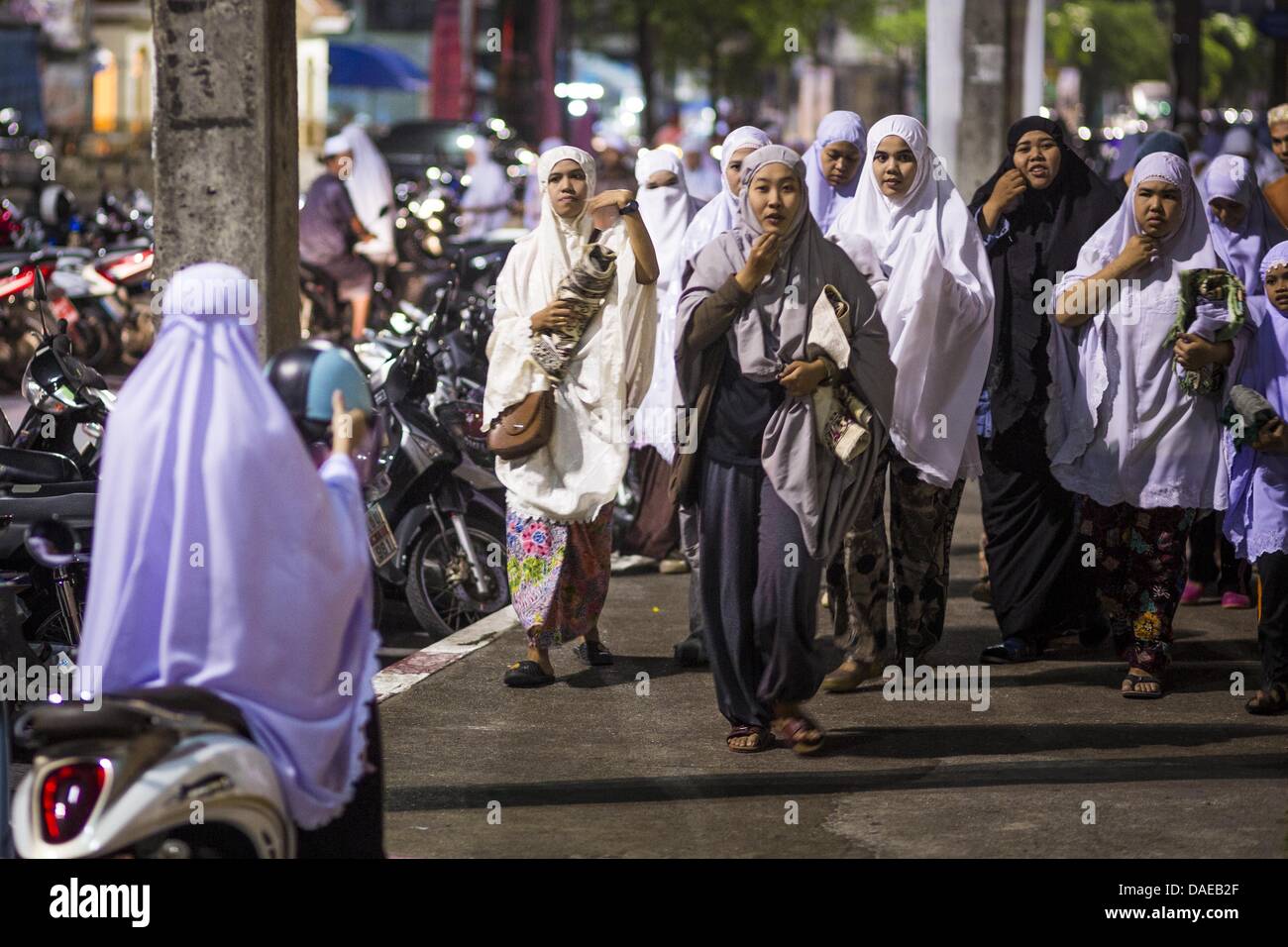Pattani, Thailand. 11th July, 2013. Women walk to the Pattani Central ...