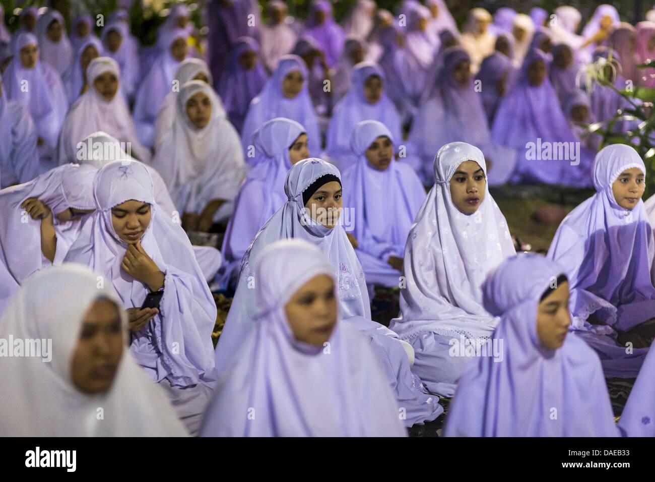 Pattani, Thailand. 11th July, 2013. Women pray outside of Pattani ...
