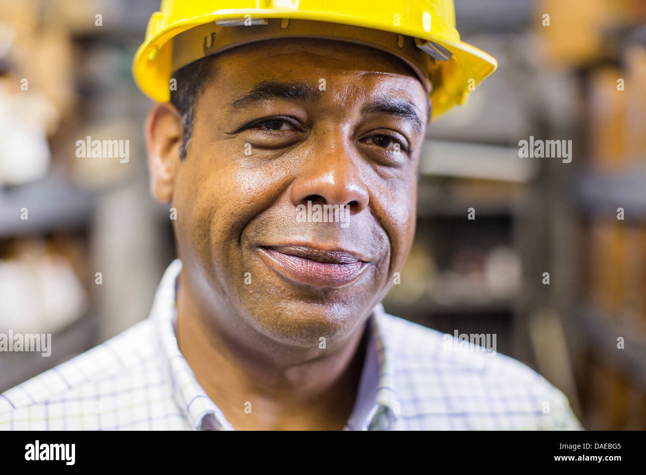 Man in yellow hard hat hi-res stock photography and images - Alamy
