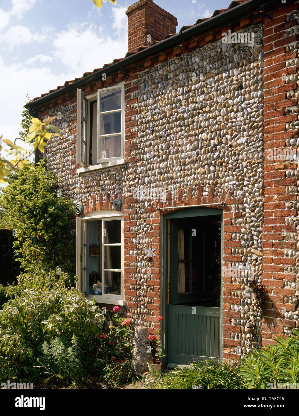 Traditional brick country cottage windows hi-res stock photography and ...