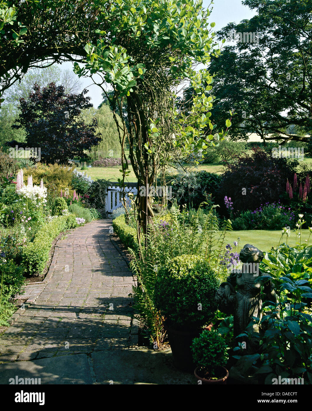 Garden arch country hi-res stock photography and images - Alamy