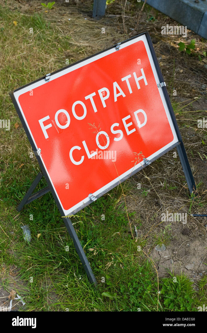 Pathway closed sign hi-res stock photography and images - Alamy