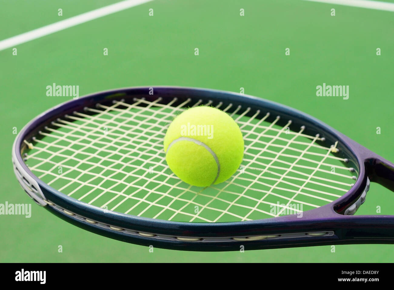 Tennis racket and ball hi-res stock photography and images - Alamy
