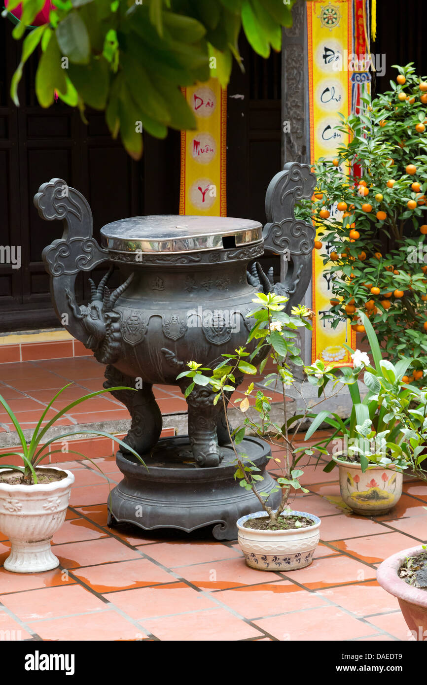 Chinese pot hi-res stock photography and images - Alamy