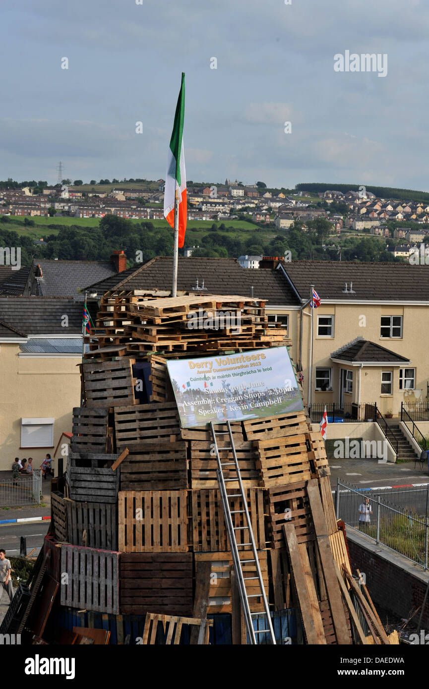 Irish tricolour on top of bonfire hi-res stock photography and images ...