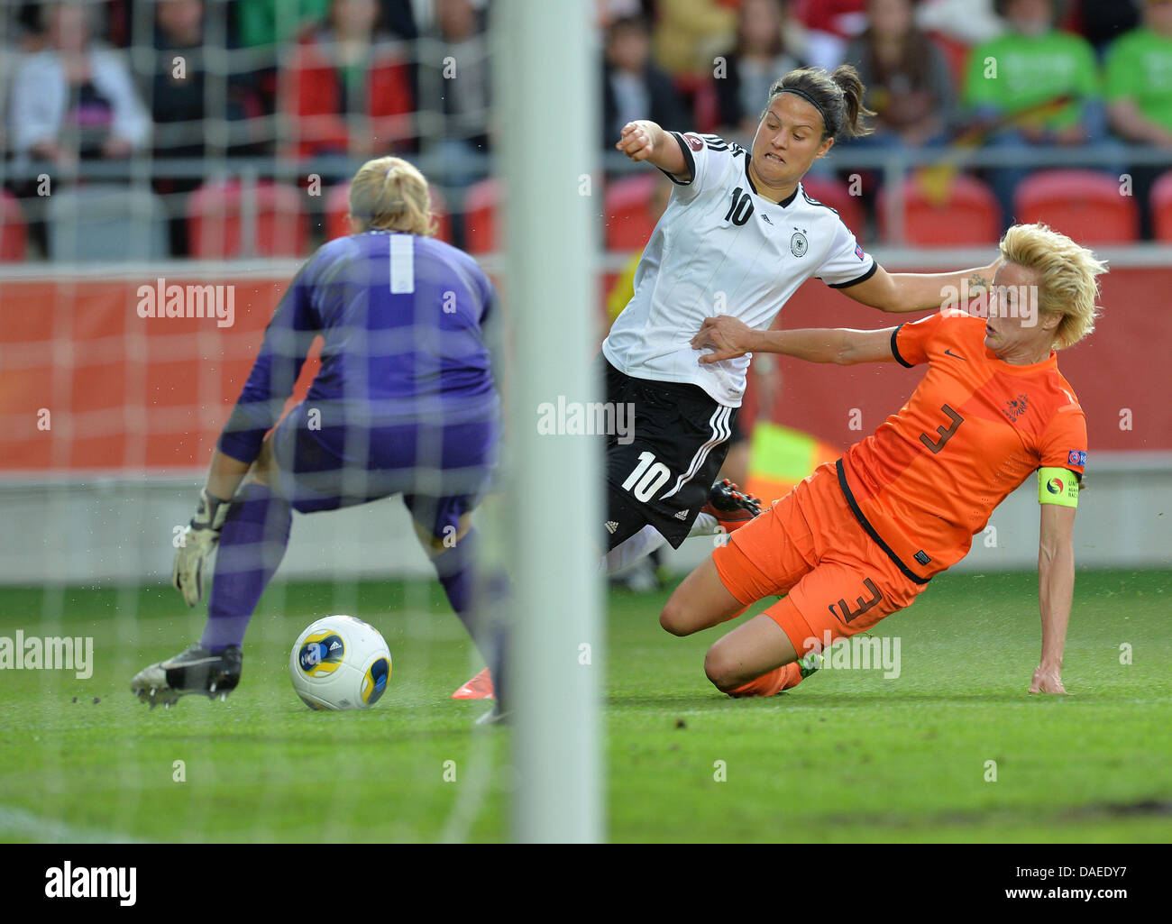 Vaxjo, Sweden. 11th July, 2013. Dzsenifer Marozsan (M) of Germany ...