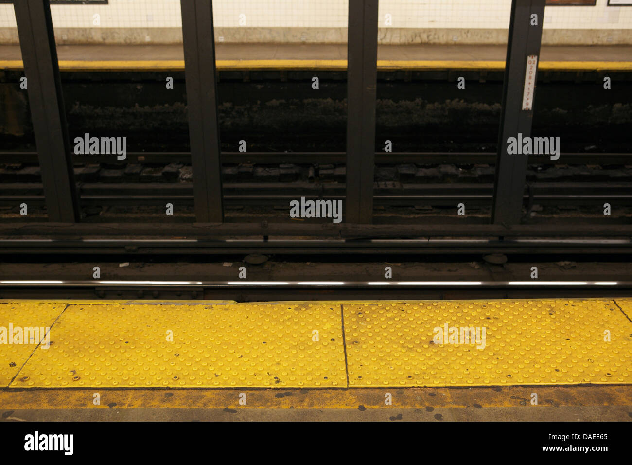 Platform edge marking hi-res stock photography and images - Alamy