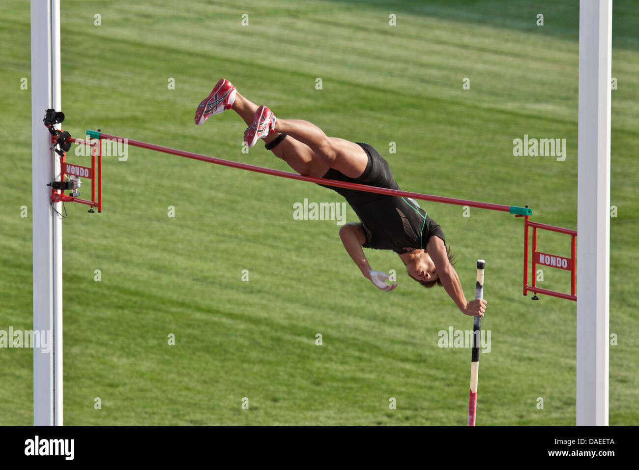 Pole vault men hi-res stock photography and images - Alamy