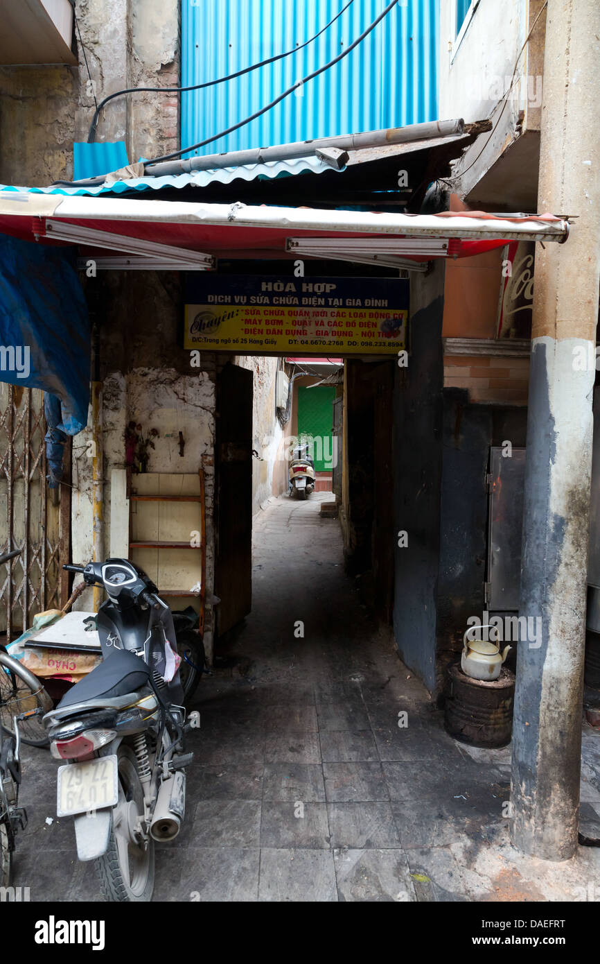Small Alleyway in the Old Quarter of Hanoi, Vietnam Stock Photo - Alamy