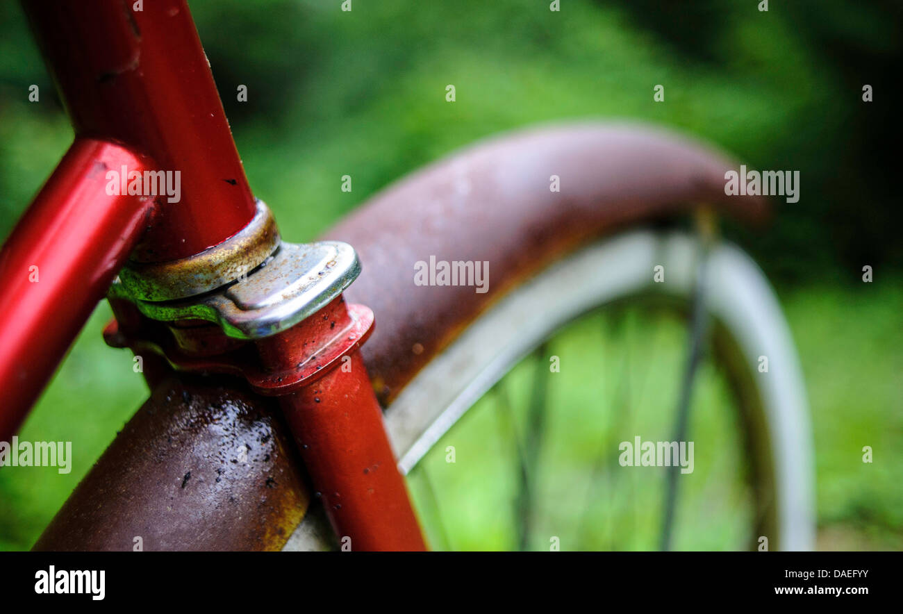 Old red bicycle hi-res stock photography and images - Alamy