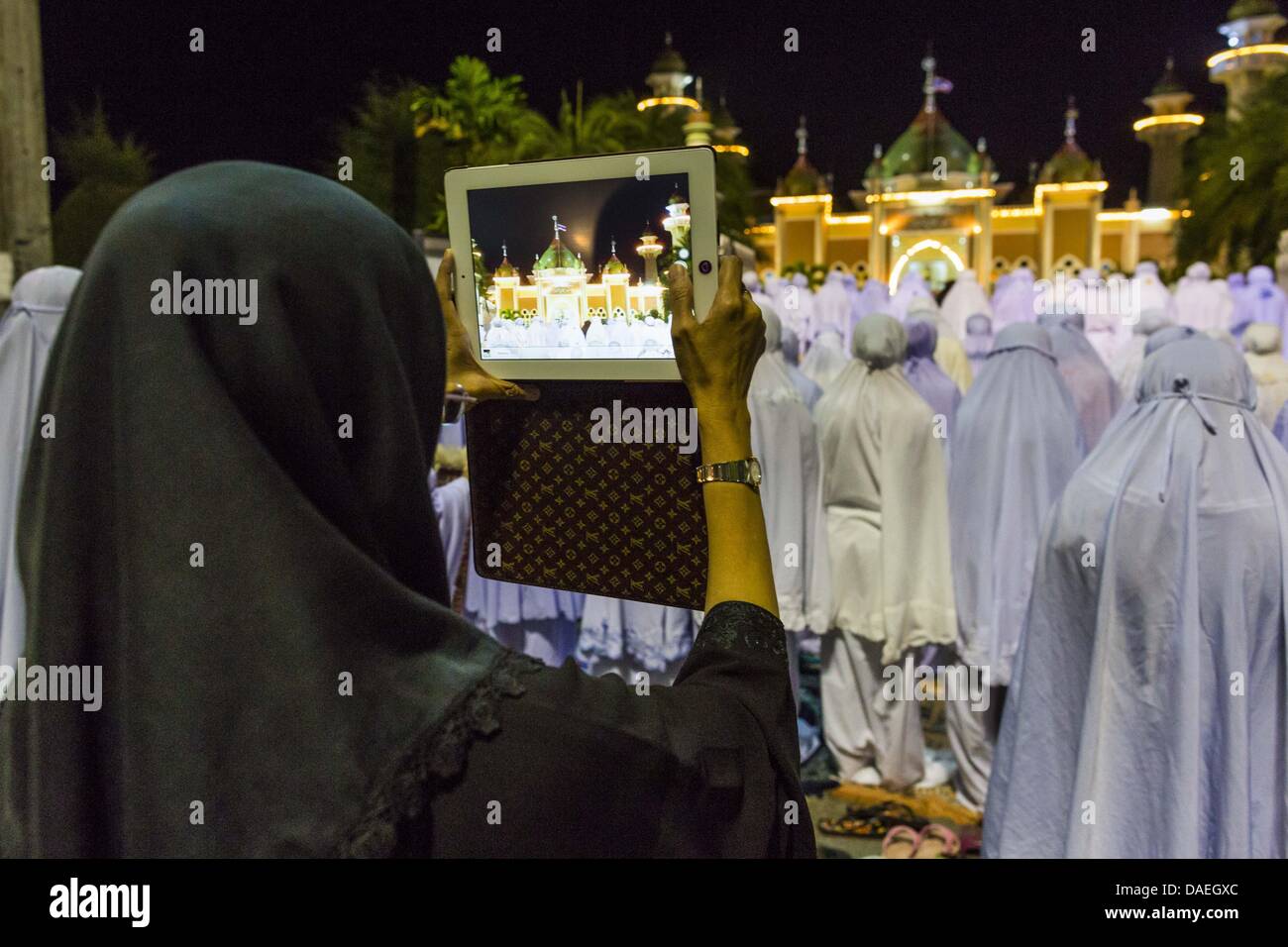 July 11, 2013 - Pattani, Pattani, Thailand - A women photographs ...