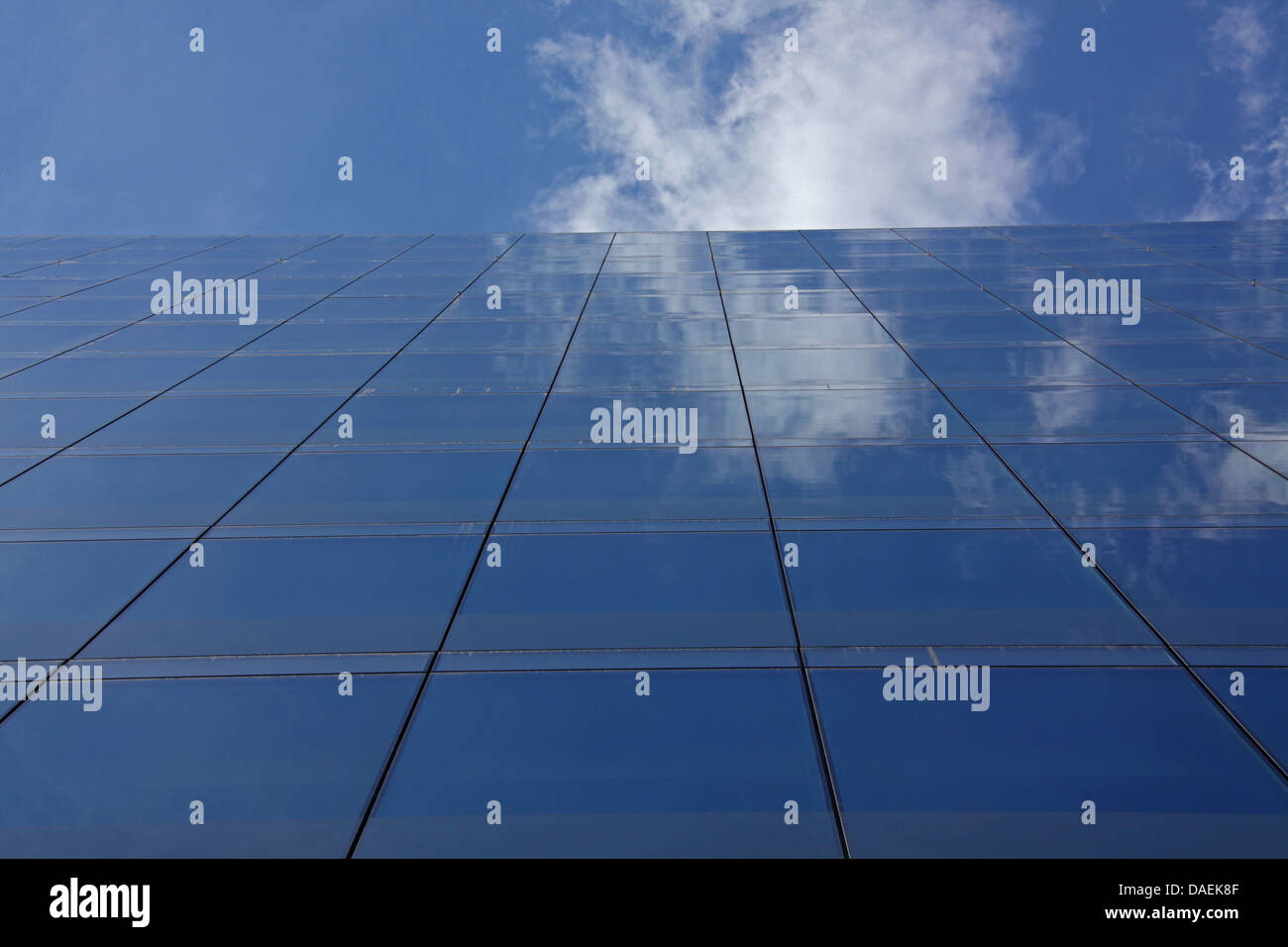 Office block tinted windows hi-res stock photography and images - Alamy
