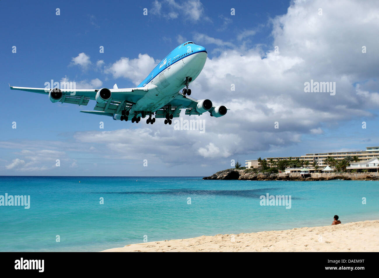 Mar 17, 2007 - St Maarten - 747 jet landing at Princess Juliana Airport ...