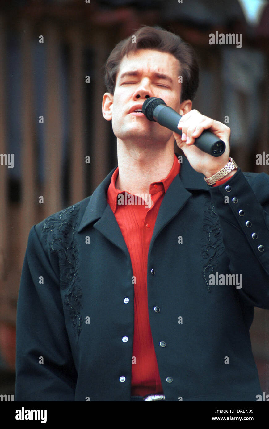 Country performer Randy Travis performs at the annual country music ...