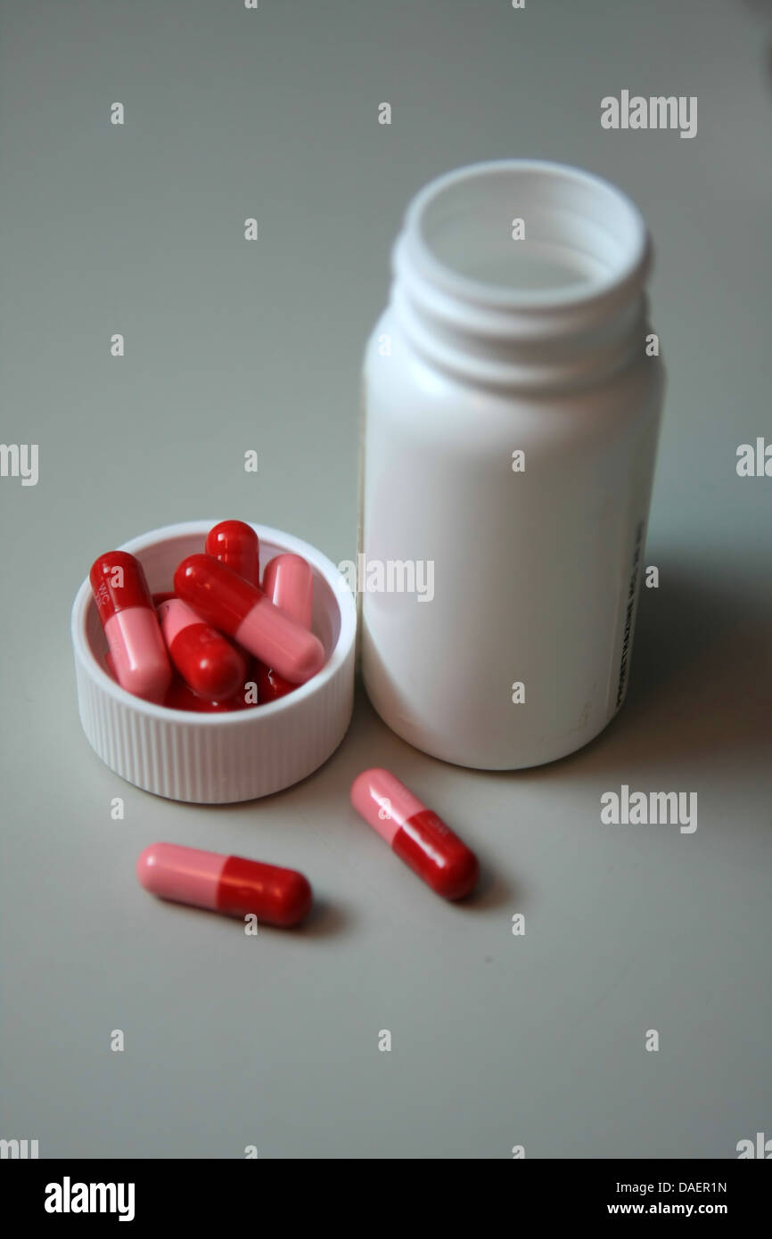 Red pills bottle hi-res stock photography and images - Alamy
