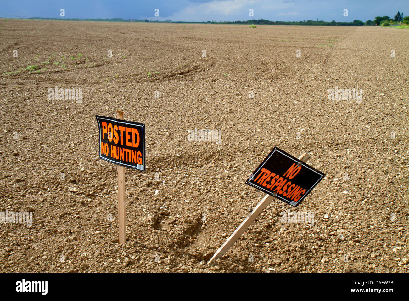 Soil sign no trespassing hi-res stock photography and images - Alamy