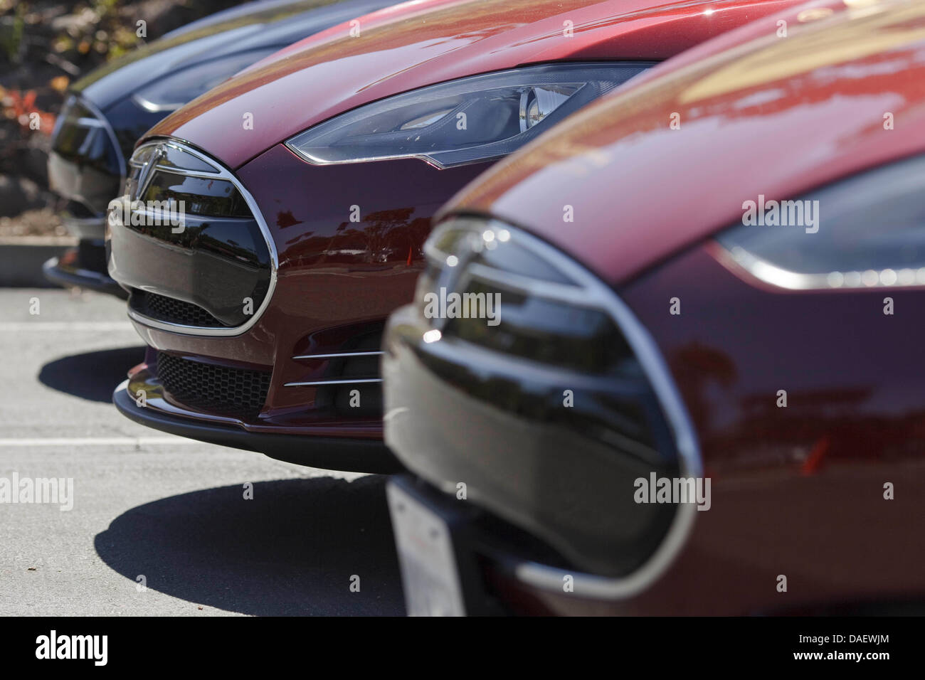Row of tesla cars hi-res stock photography and images - Alamy