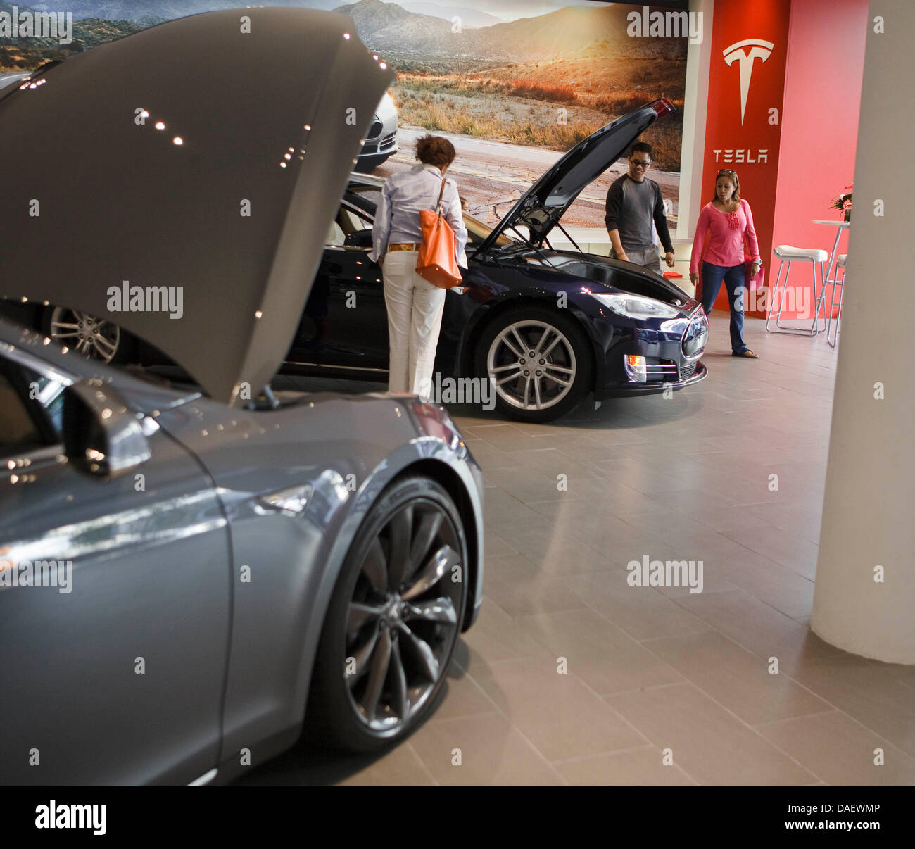 July 11, 2013 - San Jose, California, U.S. - Customers look at Tesla ...