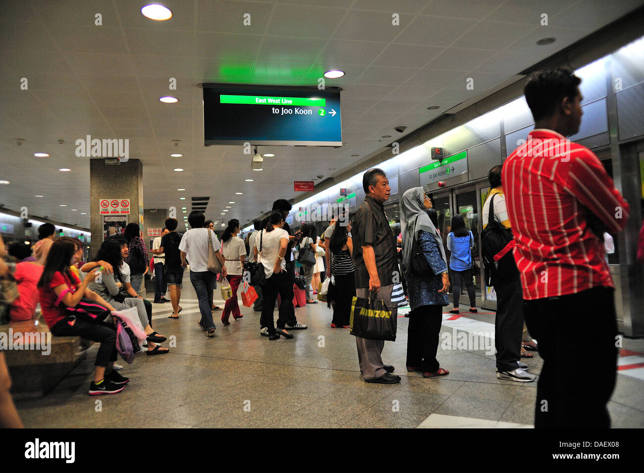 Singapore MRT. Bugis Station Singapore Stock Photo - Alamy