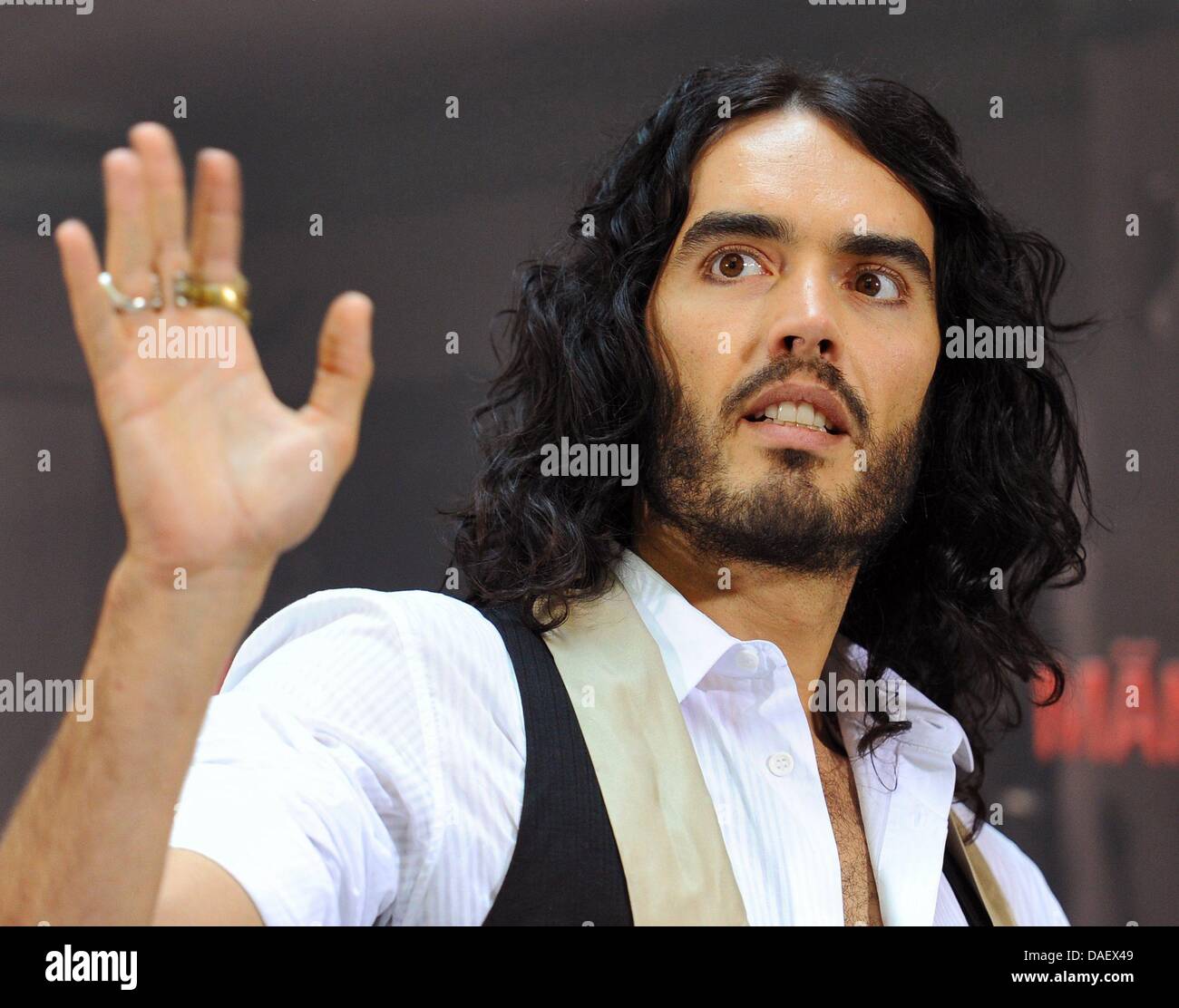 (dpa file) - British actor Russel Brand arrives at a premiere of a ...