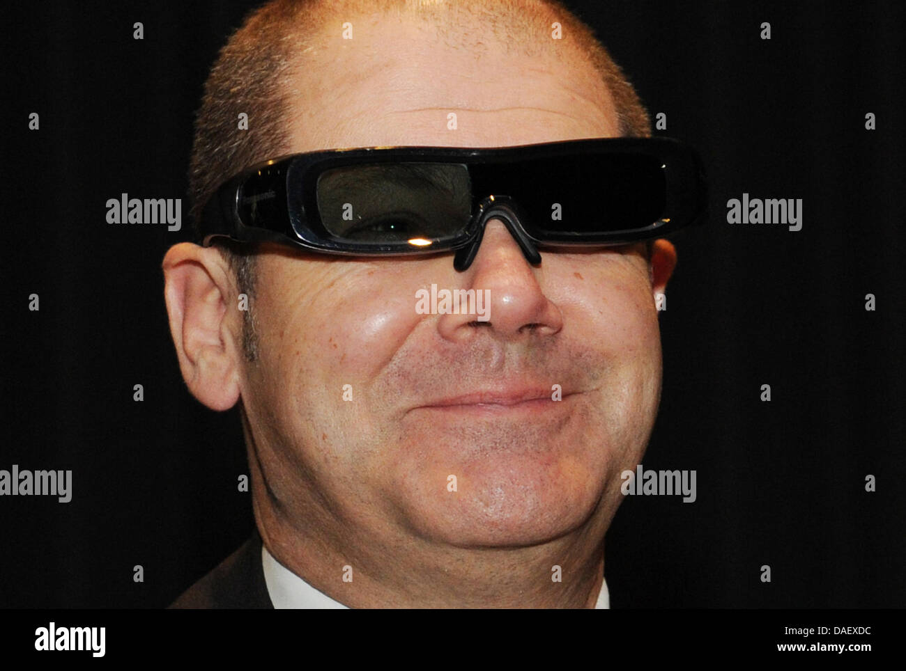 Hamburg's first mayor Olaf Scholz wears 3D glasses at the Panasonic ...