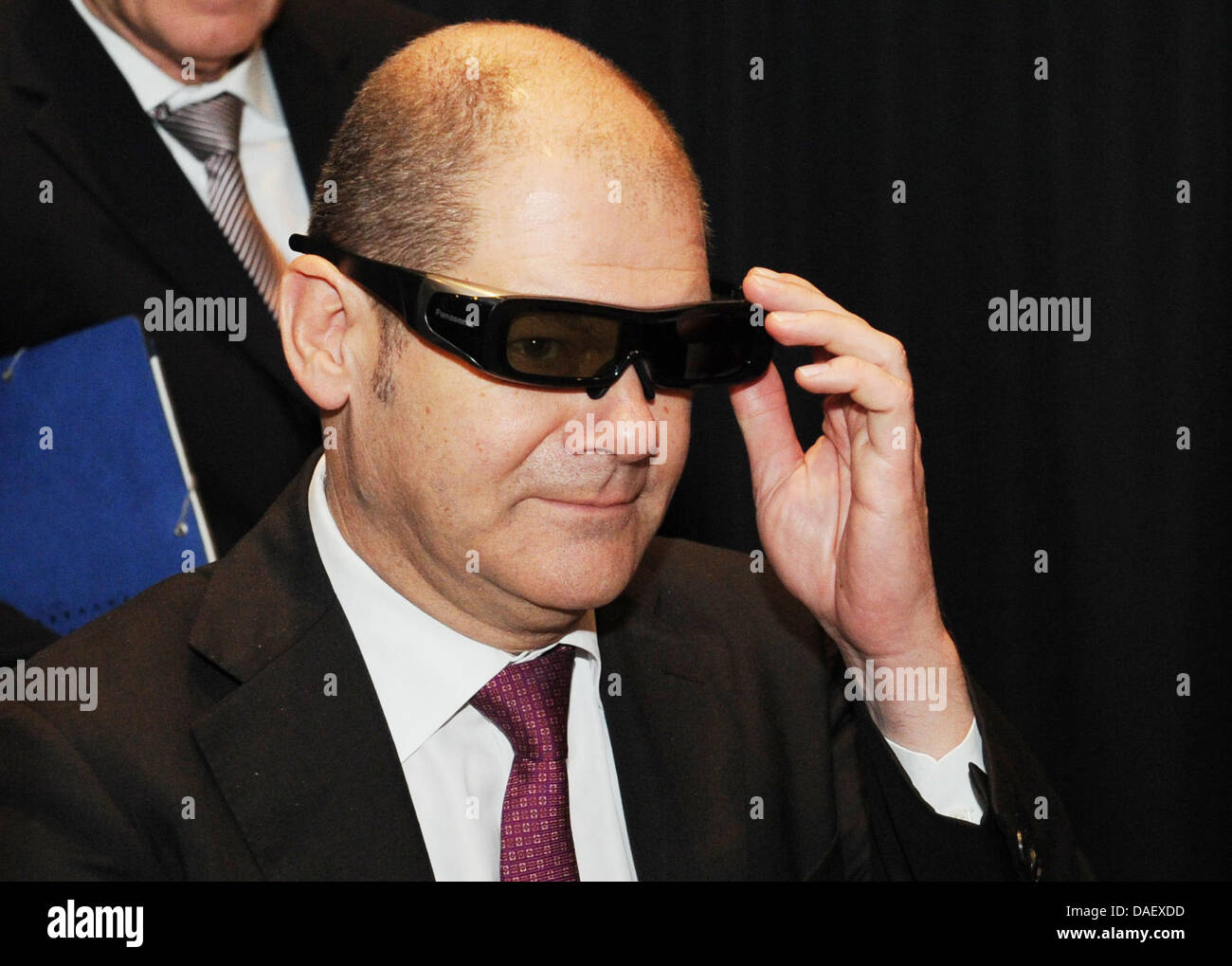 Hamburg's first mayor Olaf Scholz wears 3D glasses at the Panasonic ...