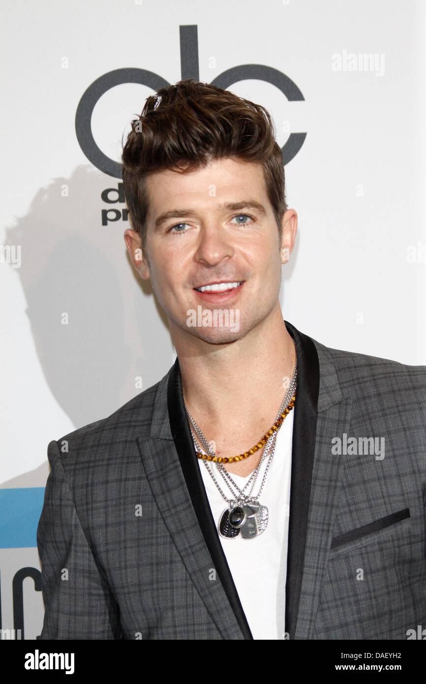 U.S.Singer Robin Thicke poses in the press room of the 2011 American ...