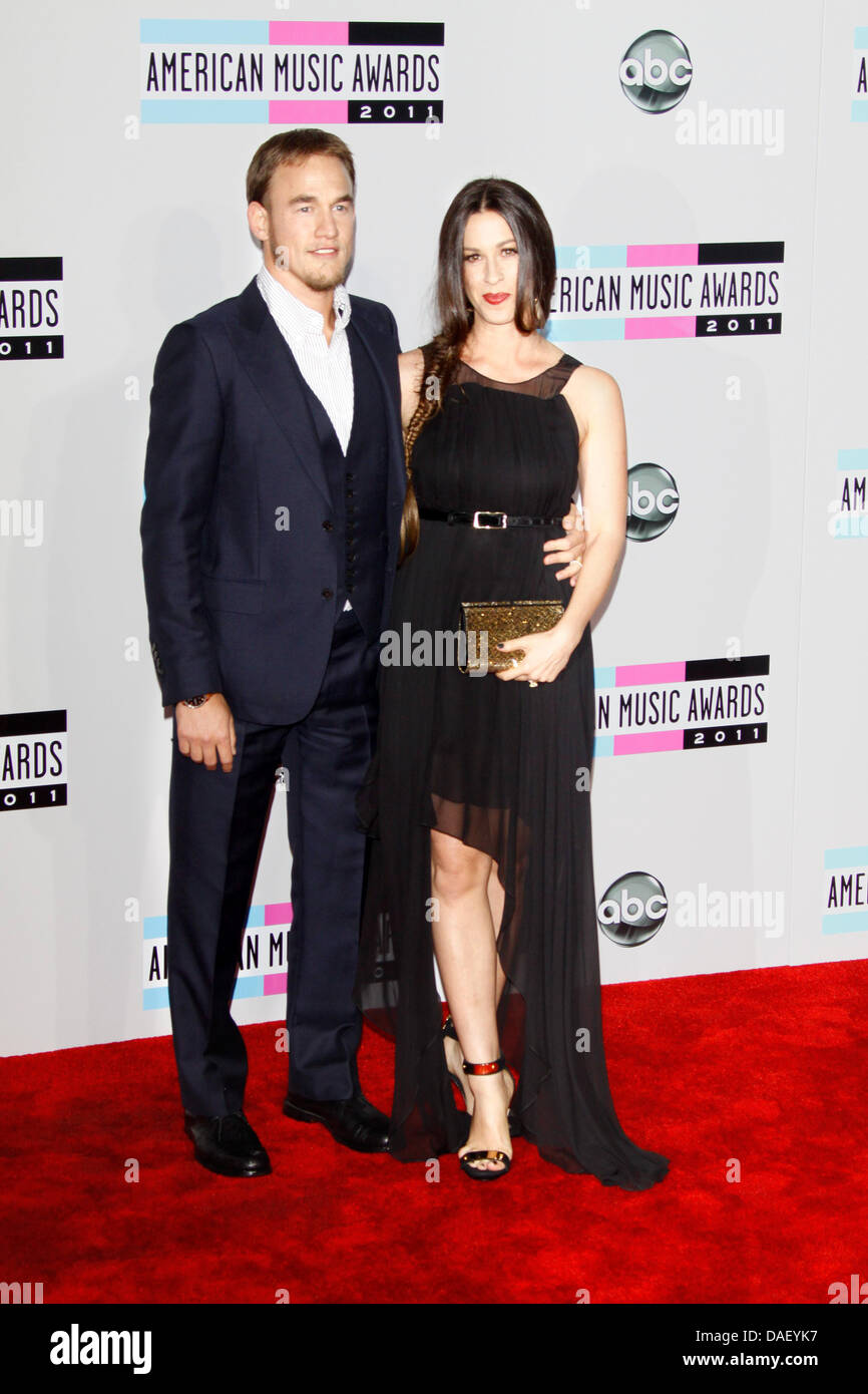 Singer Alanis Morisette and Mario ÒMC SouleyeÓ Treadway arrive at the ...
