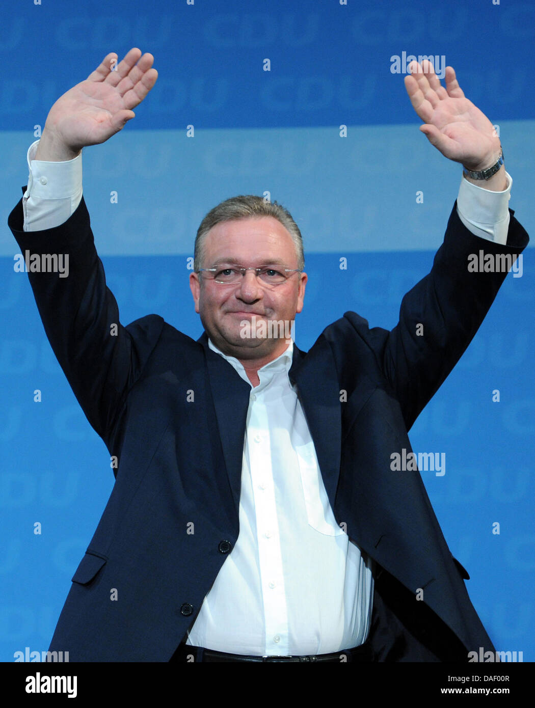Party and fraction chairman Frank Henkel (L) waves to the party ...