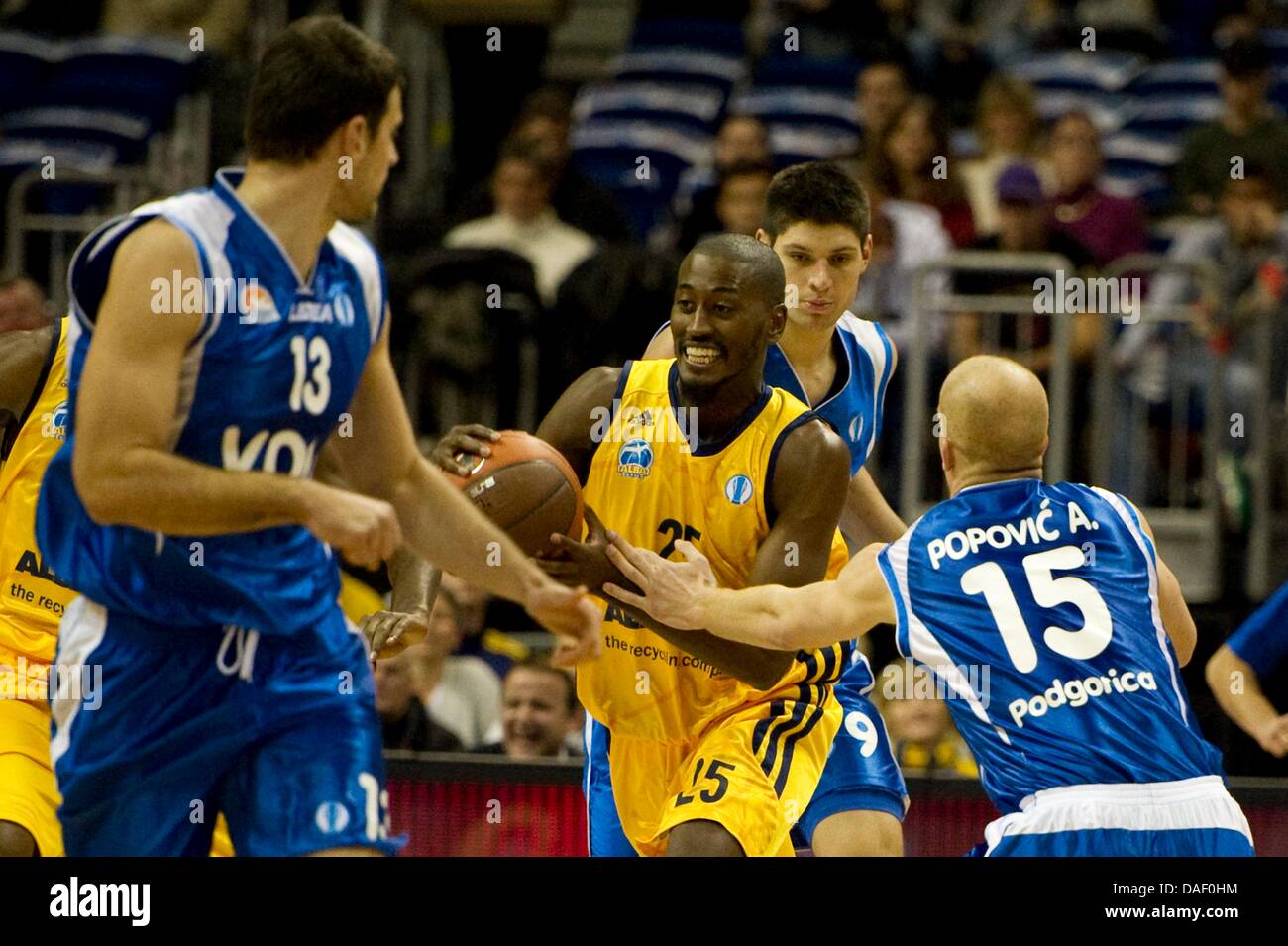 Berlin''s Kyle Weaver (M) and Podgorica's Cedomir Vitkovac (L), Nikola ...